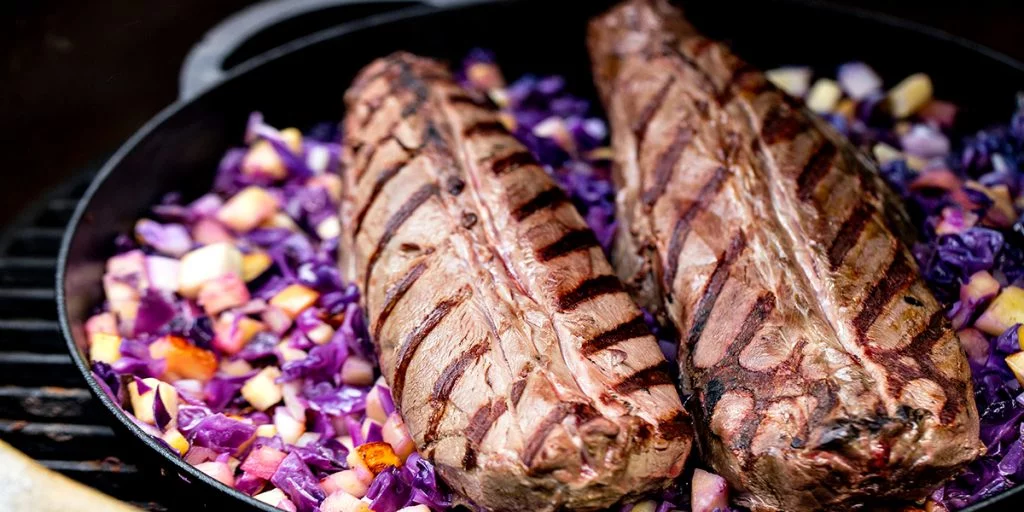 Gegrilde hazenrug met gestoofde rode kool - BBQ Green Egg Store